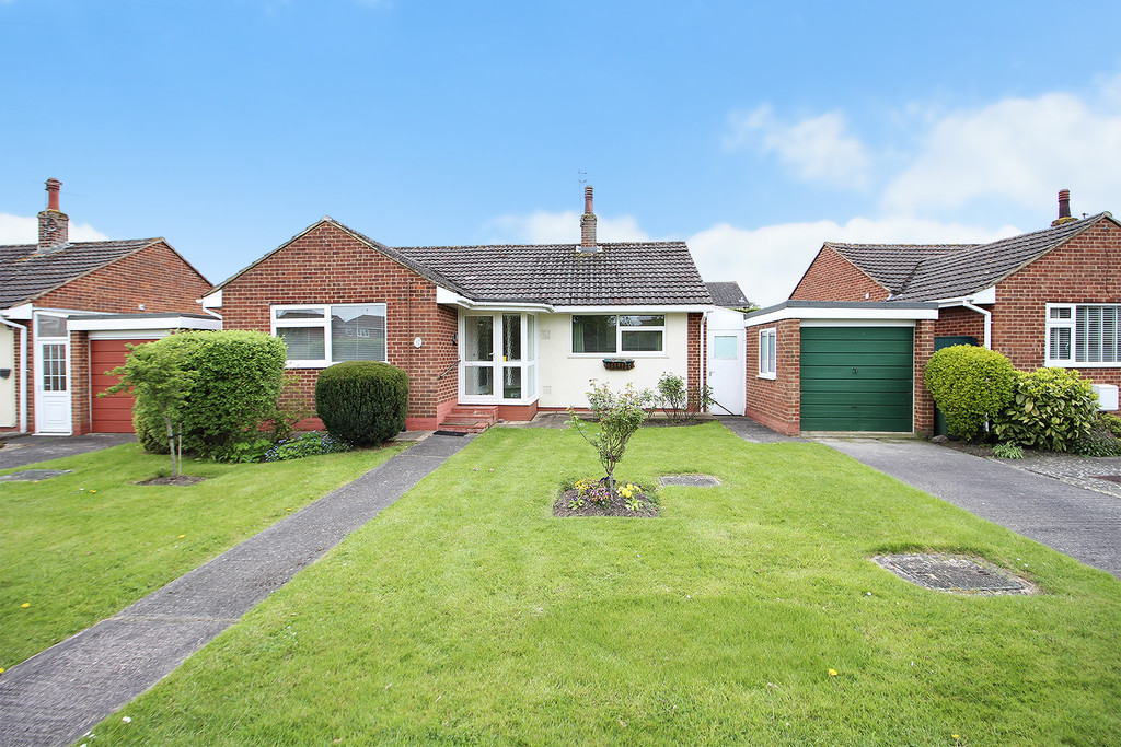 Martin And Co Westbury 2 Bedroom Detached Bungalow Let In Frogmore Road