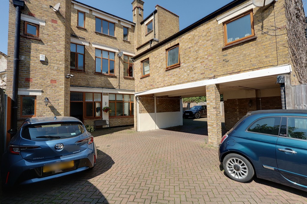 Martin And Co Southend On Sea 1 Bedroom Ground Floor Flat For Sale In
